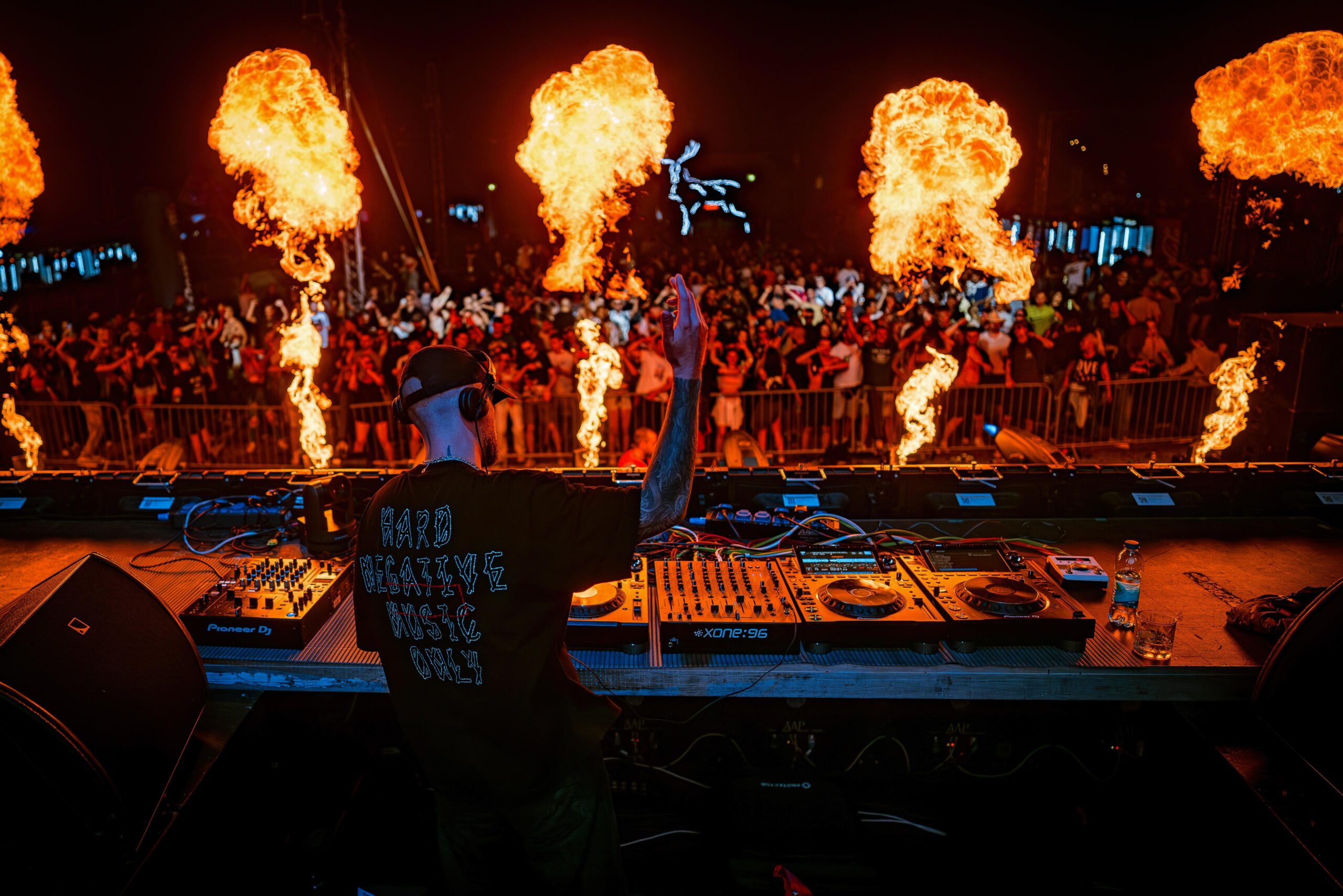 A spectacular beggining for Freshwave festival: thousands at Kastel ...